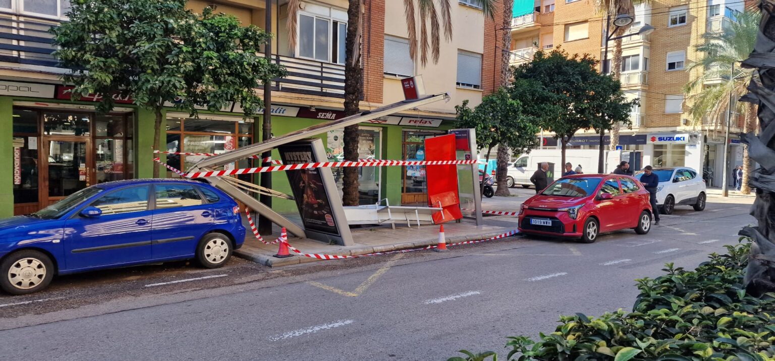 Un coche destroza una marquesina de la EMT en Valencia tras un choque ...
