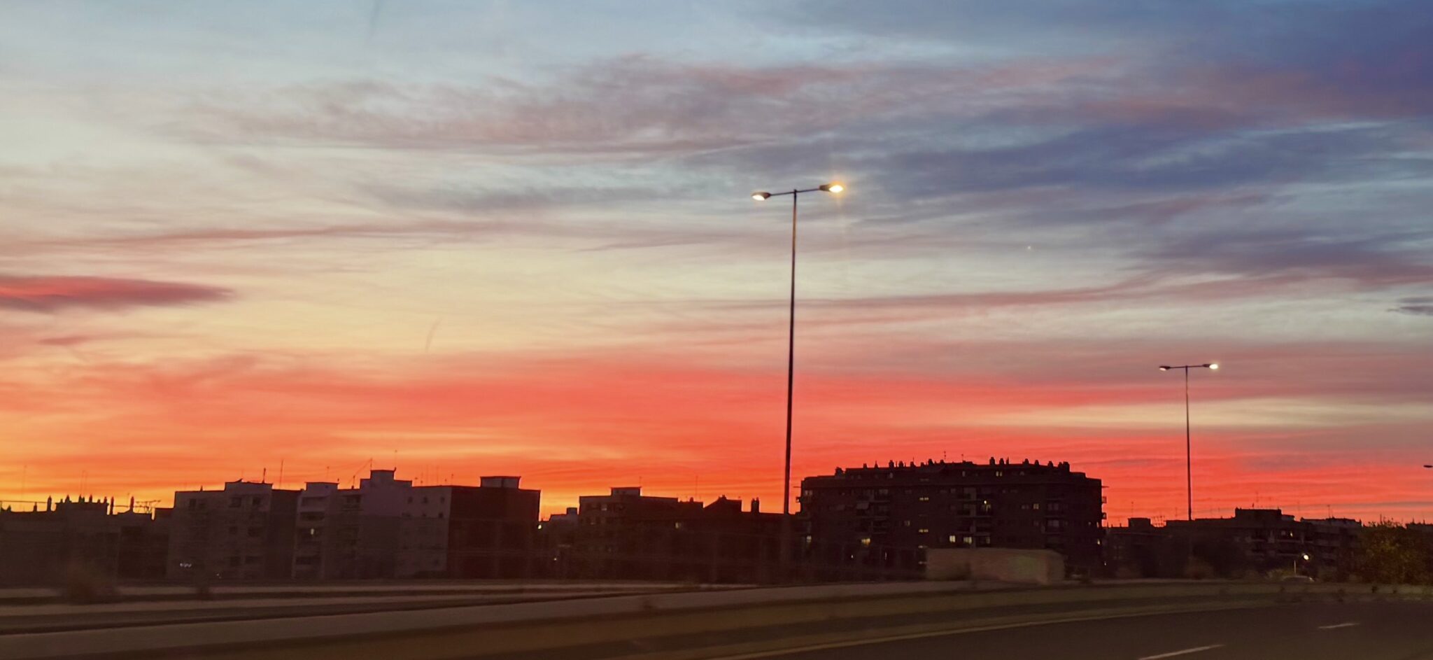 Un convoy de Metrovalencia circula a oscuras en la Línea 1 en plena ...